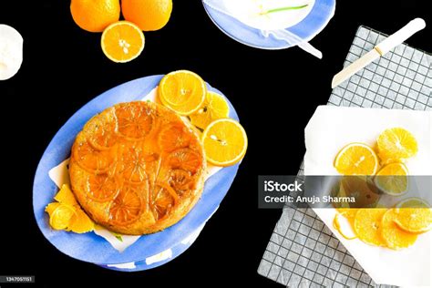 미일 거꾸로 케이크 또는 시칠리아 전체 오렌지 케이크 검은 배경에 고립 접시와 오렌지 과일 슬라이스의 스택 냉각 랙에 확산 상단 보기 플랫 레이 0명에 대한 스톡 사진 및