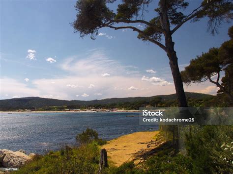 프랑스의 생 트로페 바르 프로방스 코트 다쥐르 남쪽 따뜻한 화창한 여름 날에 세계적으로 유명한 관광 리조트 및 휴가 목적지 장소 드 타히티 해변 0명에 대한 스톡 사진 및