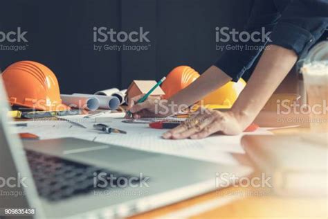 엔지니어와 건축가 개념 청사진 빈티지 효과 함께 작업 하는 엔지니어 건축가 사무실 팀 Draft Sports에 대한 스톡