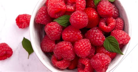 건강한 식생활 고립된 과일 과즙이 많은 날 음식 노화 방지제 다이어트 달콤한 대리석 표면 디저트 라즈베리 러스틱 맛있는 미식가 미얀마 베리류