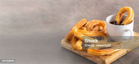 스페인 츄로스 튀긴 반죽 페이스트리는 보통 초콜릿과 함께 제공됩니다 스페인 의 모든 곳에서 전통 아침 식사 배너에 대한 큰 배경