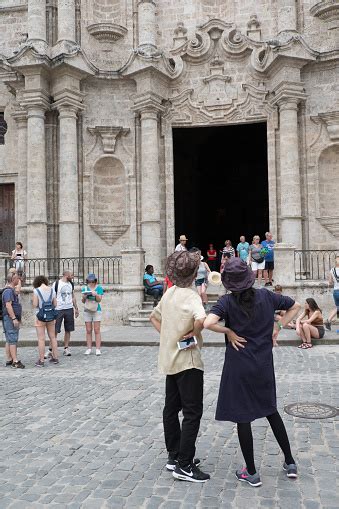 아시아 부부 앞에 대성당 데 라 레 글 라 라 마리아 드 라 컨셉 시 온 무염 드 하바나 올드 타운 하바나에 플라자 데 라 대성당에 올려 라 건축에 대한 스톡 사진 및 기타