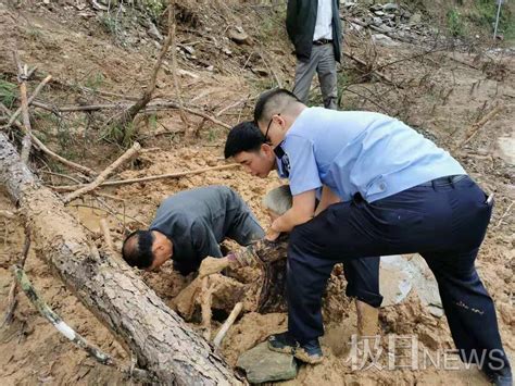 竹溪八旬老太拾柴身陷滑坡体，民辅警徒手刨泥将其救起 荆楚网 湖北日报网