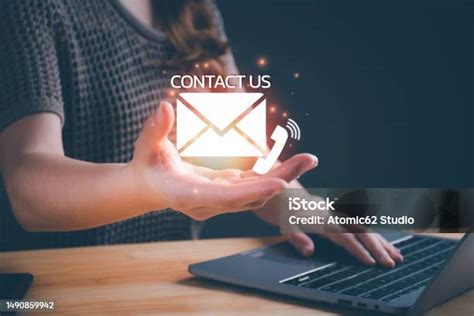 여자 손에 있는 상징 아이콘으로 연락주세요 고객 지원 핫라인 사람들이 연결합니다 랩톱 컴퓨터를 사용하고 가상 화면 연락처 아이콘을 터치하는 여성 사업가 지원에 대한 스톡