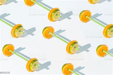 자몽과 라임 슬라이스가 있는 여름 패턴 배경은 밝은 파란색 배경에 대한 빨대에 슬라이스됩니다 유기농 열대 과일 주스 최소한의 건강 개념 음식에 대한 스톡 사진 및 기타