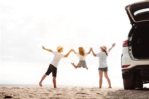 가족 여행 자동차 도로 여행 개념입니다 일몰에 차에서 여름 휴가 아빠 엄마와 딸 행복 한 여행 즐기고 휴일 사람 교통 라이프 스타일에서 함께 운전 양 부모에 대한 스톡 사진