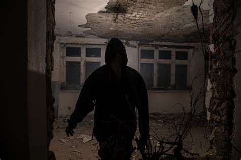 닫힌된 유리 문을 통해 문을 알 수 없는 그림자 그림의 실루엣 밤에 창 앞에서 인간의 실루엣 무서운 장면 할로윈 개념 가정의 방에 대한 스톡 사진 및 기타 이미지 Istock