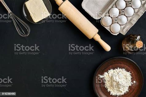 반죽 준비 빵 요리법 피자 또는 파이 만들기 재료 부엌 테이블 배경에 음식 플랫 하다 버터 효 모 밀가루 계란 기름 작업 과자 또는 베이커리 요리 웃옷에 대한 스톡 사진 및