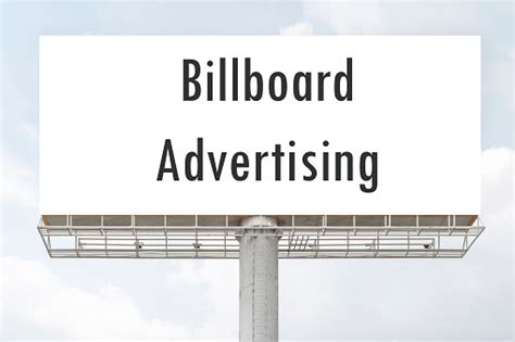 클리핑 경로가있는 푸른 하늘 배경에 모의 흰색 화면이있는 야외 기둥 광고판 0명에 대한 스톡 사진 및 기타 이미지 0명