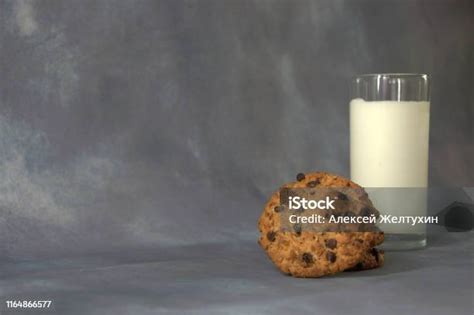초콜릿과 우유로 채워진 유리 컵이 담긴 오트밀 쿠키 몇 개 클로즈업 0명에 대한 스톡 사진 및 기타 이미지 0명 러시아 마실 것 Istock