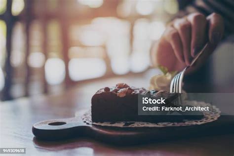 빈티지 나무 카페에서 포크로 여자의 손 절단 브라 우 니 케이크 거품 내기에 대한 스톡 사진 및 기타 이미지 거품 내기 건강에 좋지 않은 음식 건강하지 못한 생활방식