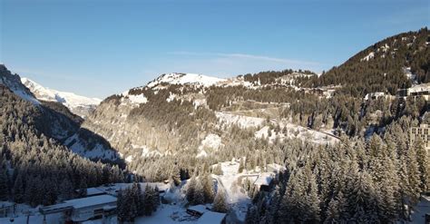 겨울 겨울 휴양지 경치 경치가 좋은 고요한 공중 영상 관광 광야 나무 높이 눈 눈 덮인 산 눈 덮인 풍경 드론 영상 모험 몹시 추운 산 산허리