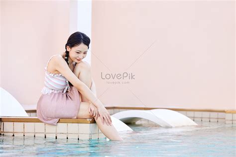 리조트 수영장에서 노는 아름다운 여자 사진 무료 다운로드 Lovepik