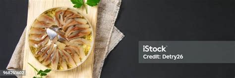 회색 어두운 테이블에 나무 보드에 오일에 절인된 청 어 간식입니다 최고의 볼 수 있습니다 공간에 복사 합니다 건강한 식생활에