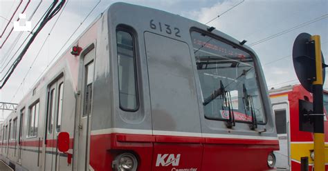 기차가 선로를 따라 이동합니다 사진 Unsplash의 무료 풍경화 이미지