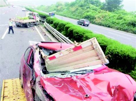 开车男子眼睛进虫 揉眼时旁边车上钢板扎到车里 姜堰日报