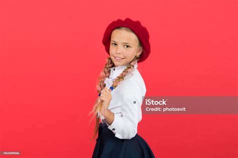 멋진 스타일 학교에 대한 준비가 머리띠와 어린 소녀 프랑스어를 구사하시나요 학교 패션 컨셉 여학생은 정장 학교 유니폼과 베레모 모자를 착용합니다 아이 아름 다운 소녀 긴 꼰