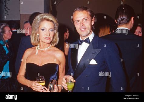 Georg Heinrich Baron Thyssen Bornemisza Im Gespräch Bei Einer Abendveranstaltung Ca1986 Georg