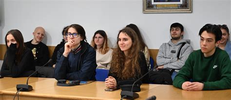 УНСС Ученици от Испанската гимназия слушаха лекция „Етикет и протокол“ в УНСС