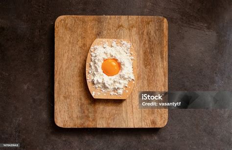 나무 도마에 두 가지 재료 계란과 밀가루의 상위 뷰 생과자를 요리하거나 파스타를 만들기위한 개념 날것에 대한 스톡 사진 및 기타