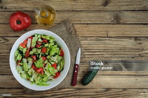 오이 토마토 빙산 양상추의 신선한 야채 샐러드는 삼베 냅킨과 오래된 나무 배경에 그릇에 섞어 상단 보기 복사 공간으로 예술 소박한 모형 0명에 대한 스톡 사진 및 기타