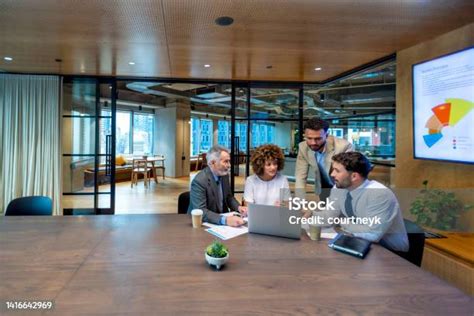 사무실 회의실에서 노트북 컴퓨터로 작업하는 네 명의 사업가 비즈니스에 대한 스톡 사진 및 기타 이미지 비즈니스 테크놀로지 이사회실 Istock