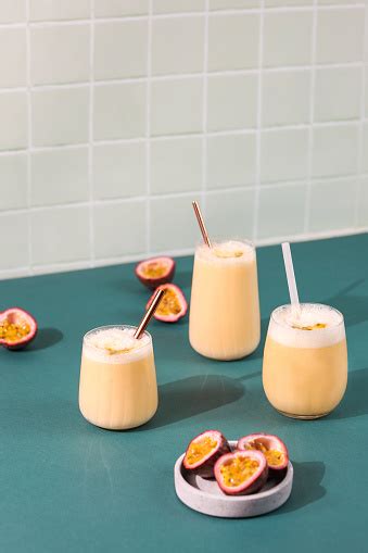 열정 과일 음료 칵테일 밀크 셰이크는 신선한 과일과 야자 잎이있는 복고풍 바에서 유리잔에 대한 스톡 사진 및 기타 이미지 유리잔 밀크 셰이크 스무디 Istock