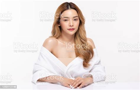 깨끗하고 신선한 피부 행복과 긍정적 인 감정으로 쾌활한 카메라 미소를 바라보는 아름다운 아시아 여성 흰색 배경에 고립 된 뷰티 화장품 및 스파 페이셜 트리트먼트 컨셉