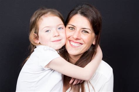 Mamá Abrazando A Su Hija Tierna Cerrada Le Da A Su Madre Golpes A La