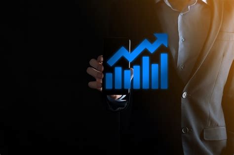 긍정적 인 이익 성장 그래프를 들고 사업가 남자 그의 사업에서 그래프 성장과 차트 긍정적 지표의 증가를 계획하십시오