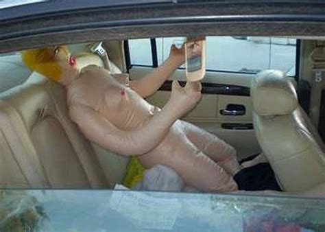 Homem Condenado Ap S Sexo Com Bonecas Infl Veis Em Estacionamento Saoraimundo Com