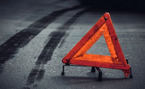 Під Києвом у лобовому зіткненні вантажівки та легковика загинули троє людей Вечірній Київ