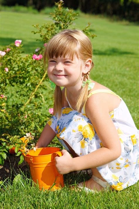 人物 摄影 品牌 浇水 外国小女孩 连衣裙 黄色 绿色 月季花 光影 光效 侧脸 金发 水桶 室外 花园 草地 夏天 蝴蝶结 微笑