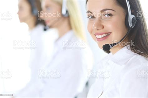 직장에서 콜 센터 운영자의 그룹입니다 헤드셋에서 아름 다운 비즈니스 여자에 초점 3 명에 대한 스톡 사진 및 기타 이미지 3 명 It 지원 고객 서비스 담당자
