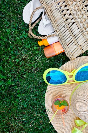 잔디 배경에 야외 밝은 여름 해변 휴가 또는 여행 라이프 스타일 개념의 플랫 평지 0명에 대한 스톡 사진 및 기타 이미지 0명 가마니 가방 Istock