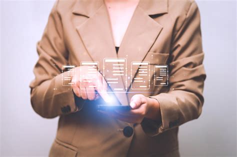 온라인 문서를 통해 가상 모니터를 만지는 비즈니스 여성은 종이 없는 품질 보증 및 Erp 관리 개념을 승인합니다 검사 보기에 대한 스톡 사진 및 기타 이미지 Istock