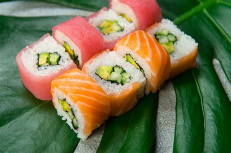연어와 초밥 롤 참치 슬라이스 몬스터 잎 회색 돌 배경에 제공 초밥에 대한 스톡 사진 및 기타 이미지 초밥 0명 개체 그룹 Istock