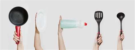 여성 손 집합이 빨간 스튜 냄비 흰 접시 청소기 액체 검은색 국자 국자 주걱 주방 가전 흰색 배경에 고립 된 병을 보유 하고있다 기구입니다 광고에 대 한 공간을 복사 병에