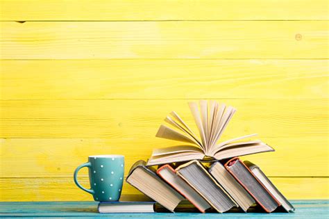 빈티지 오래된 하드 백 일기 나무 갑판 테이블과 노란색 배경에 팬 페이지와 책 구성 책 스태킹 학교로 돌아갑니다 공간을 복사합니다 교육 배경 0명에 대한 스톡 사진 및 기타