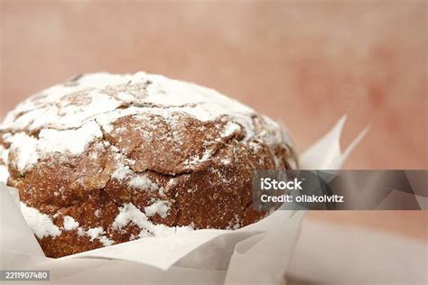 부드러운 베이지색 린넨 배경에 가루 설탕을 곁들인 전통적인 부활절 케이크 봄 방학을 위한 소박한 홈메이드 디저트 0명에 대한 스톡 사진 및 기타 이미지 Istock