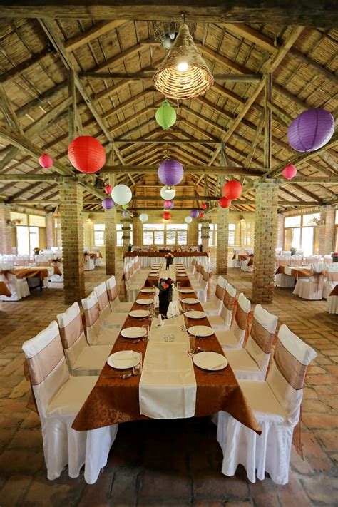 무료 사진 천장 샹들리 지붕 인테리어 디자인 식사 공간 실내 장식 레스토랑 내부 실내 테이블