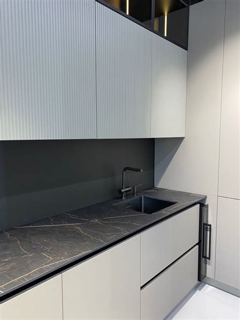 Белая кухня с черной столешницей в современном стиле Interior Design Layout Kitchen Design