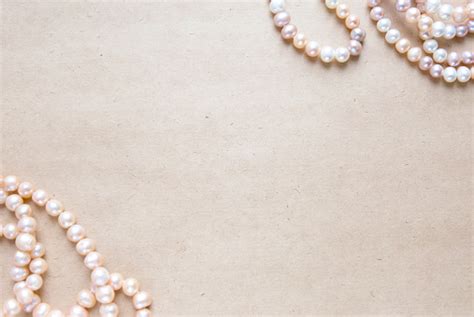 빈 크 래 프 트 배경입니다 장미 진주와 거친 종이의 시트입니다 편지 쓰기 크리에이 티브 작업 개념에 대 한 조롱 0명에 대한 스톡 사진 및 기타 이미지 Istock