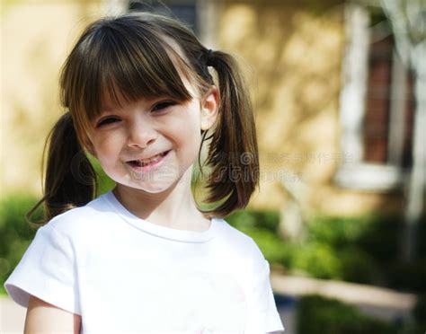 背景高清图片 带着甜美幸福笑容的孩子 带着甜美幸福笑容的孩子图片免费下载 5123284527 千图网pro