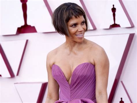 Halle Berry S Sexy Look At Academy Awards Red Carpet Photos The Fappening