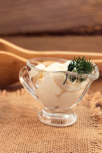 화이트 리넨 옷감 냅킨 나무 배경에 나무 주방 집게에 손잡이와 유리 그릇에 딜의 무늬와 사 우 어 크림 소스 0명에 대한 스톡 사진 및 기타 이미지 Istock