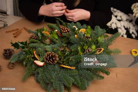 크리스마스 자연 화 환입니다 플로리스트 S 자연 크리스마스 화 환 자연 전나무와 크리스마스 훈장을 만드는 손 문에 대한 스톡 사진 및 기타 이미지 Istock