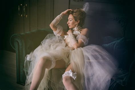 18세기 드레스를 입고 내실에 레이스를 한 젊은 여성이 섹시하고 관능적인 방식으로 안락의자에 앉아 있다 결혼식에 대한 스톡 사진 및 기타 이미지 Istock