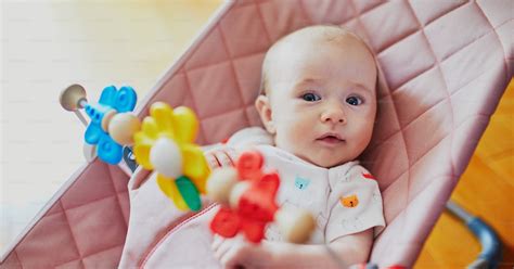 경비원에서 장난감을 가지고 노는 소녀 어린 아이가 재미있게 놀고 있습니다 유아를 위한 활동 사진 Unsplash의 신생아 이미지