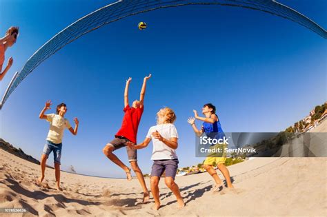 여름에 비치 발리 볼을 재생 하는 십 대 소년 십대에 대한 스톡 사진 및 기타 이미지 십대 어안 렌즈 경기 스포츠 Istock